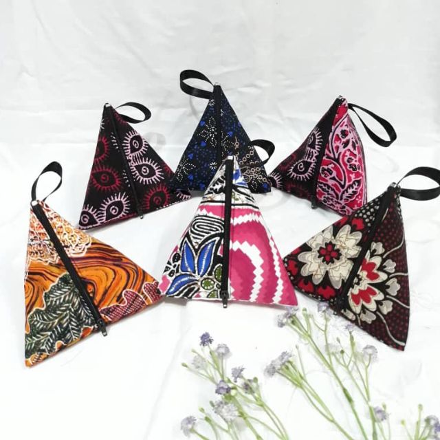 Beg Batik Segitiga Besar / Triangle Bag 🌸 | Shopee Malaysia