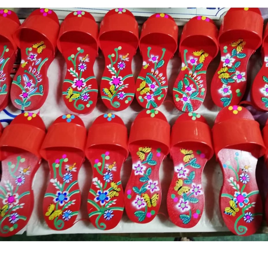 Terompah kayu Perempuan tradisional berlukisan Traditional Wooden Clog ...
