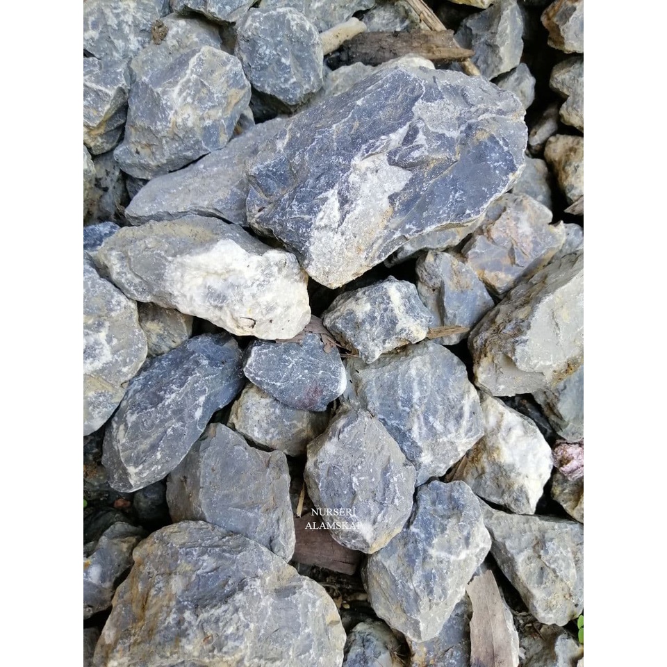Batu Hitam 25mm-40mm / 1 pek 10kg untuk landskap rumah/taman (sila baca ...