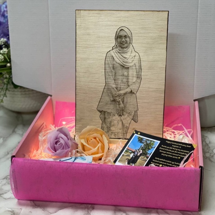 [GIFT BOX ] CUSTOM UKIRAN POTRET A4 ATAS KAYU + STAND KAYU , FREE ...