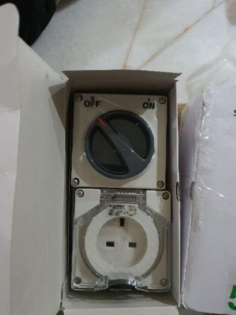 SCHNEIDER 56C313 13A 3PIN Switch Socket Surface IP66 (Outdoor ...