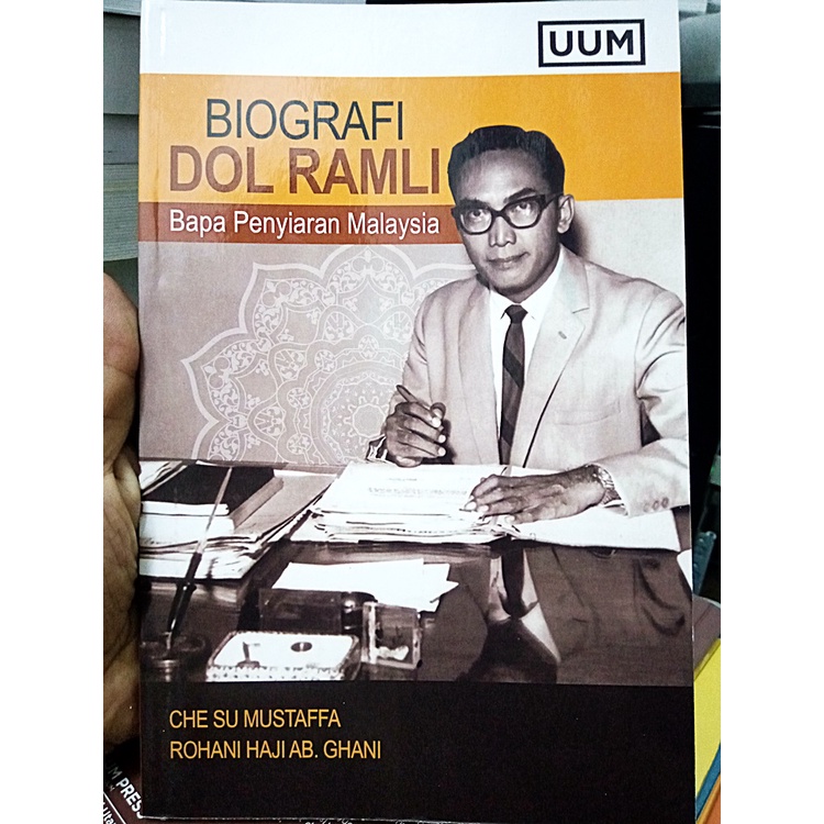 (UUM) BIOGRAFI DOL RAMLI:BAPA PENYIARAN - Che Su Mustaffa, Rohani Haji ...
