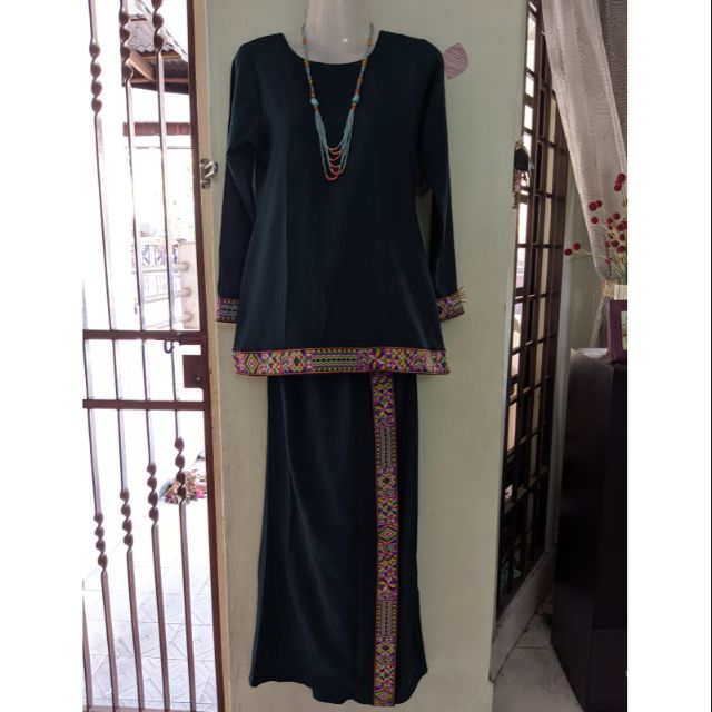 Baju kurung Kedah dihiasi corak motif sinombitan Rungus. | Shopee Malaysia