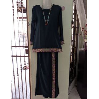 Baju kurung Kedah dihiasi corak motif sinombitan Rungus. | Shopee Malaysia