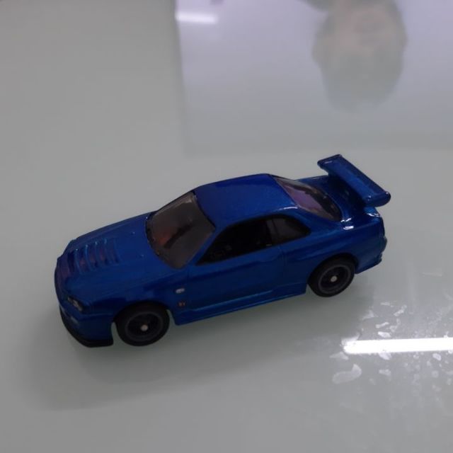 Hotwheels Nissan Skyline GT-R R34 Blue get free Nissan R32 yellow ...