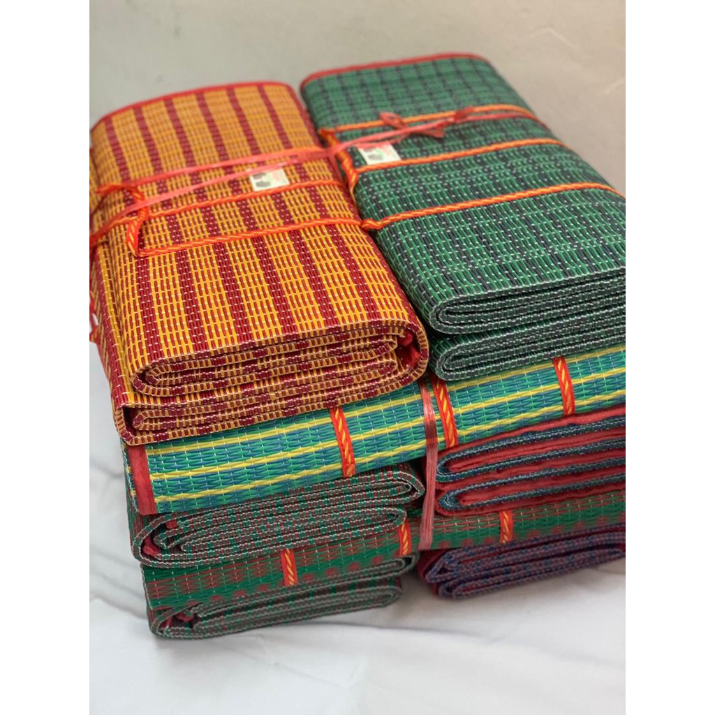 Tikar Picnic Plastik Lipat 3 Original Thailand (Random Warna) | Shopee ...