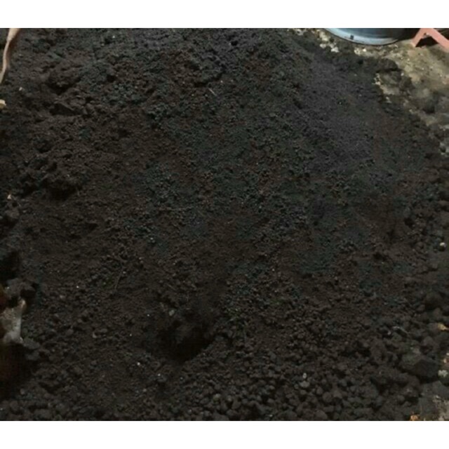 Tanah hitam dari bawah tumpukan baja (20 liter mohon order satu order ...