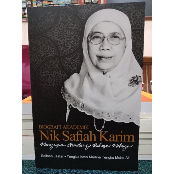 ZBH. Biografi Akademik Nik Safiah Karim: Menyusur Gemilang Bahasa ...