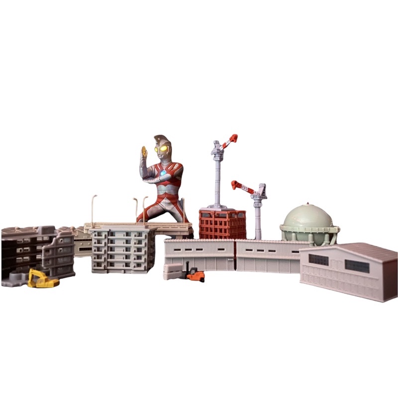 Bandai Ultimate Luminous Ultraman Ace and Building/construction diorama ...