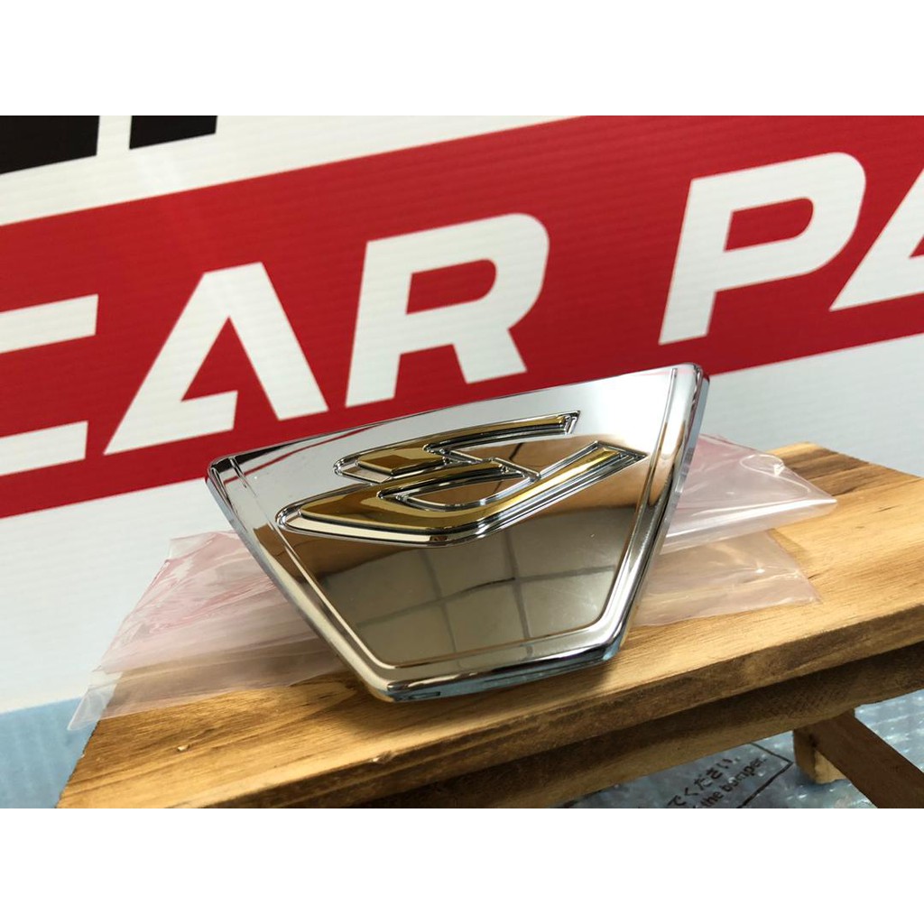 Toyota original estima front grille logo | BeeCost