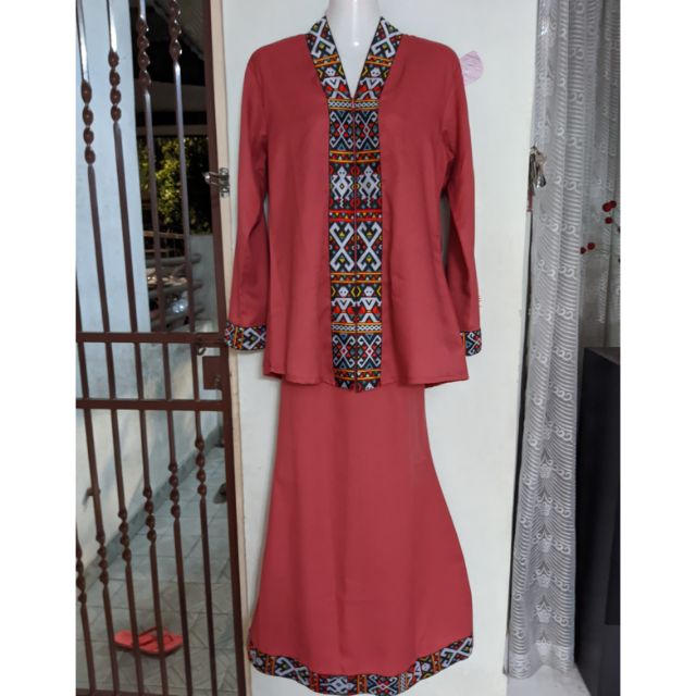 kebaya moden pelbagai warna dihiasi corak motif Rungus (corak pinakol ...