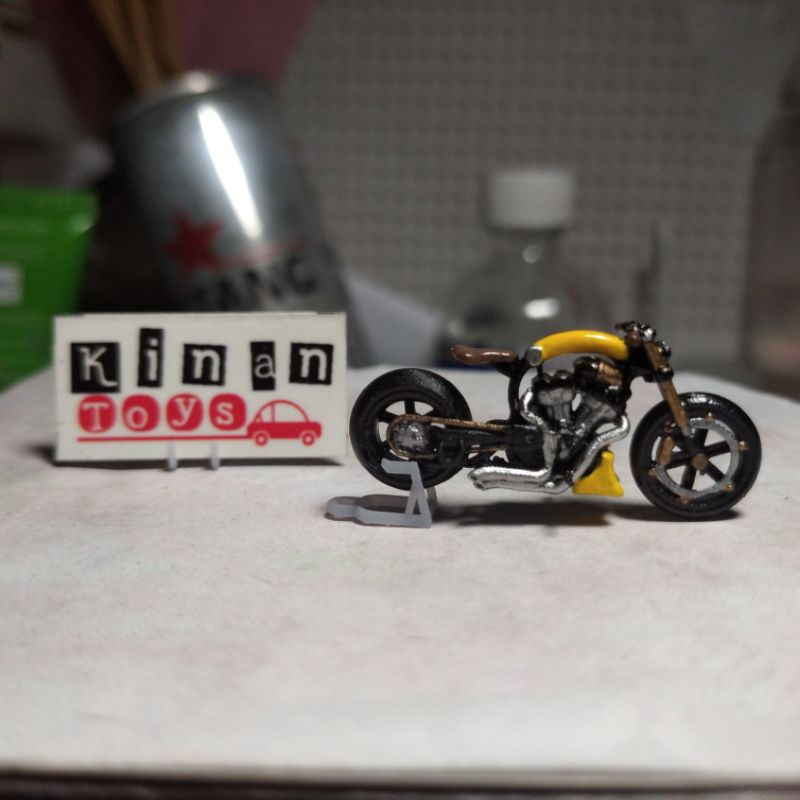 Miniature figure 1/64 Motorcycle caferacer Yellow For diecast Scale 1: ...